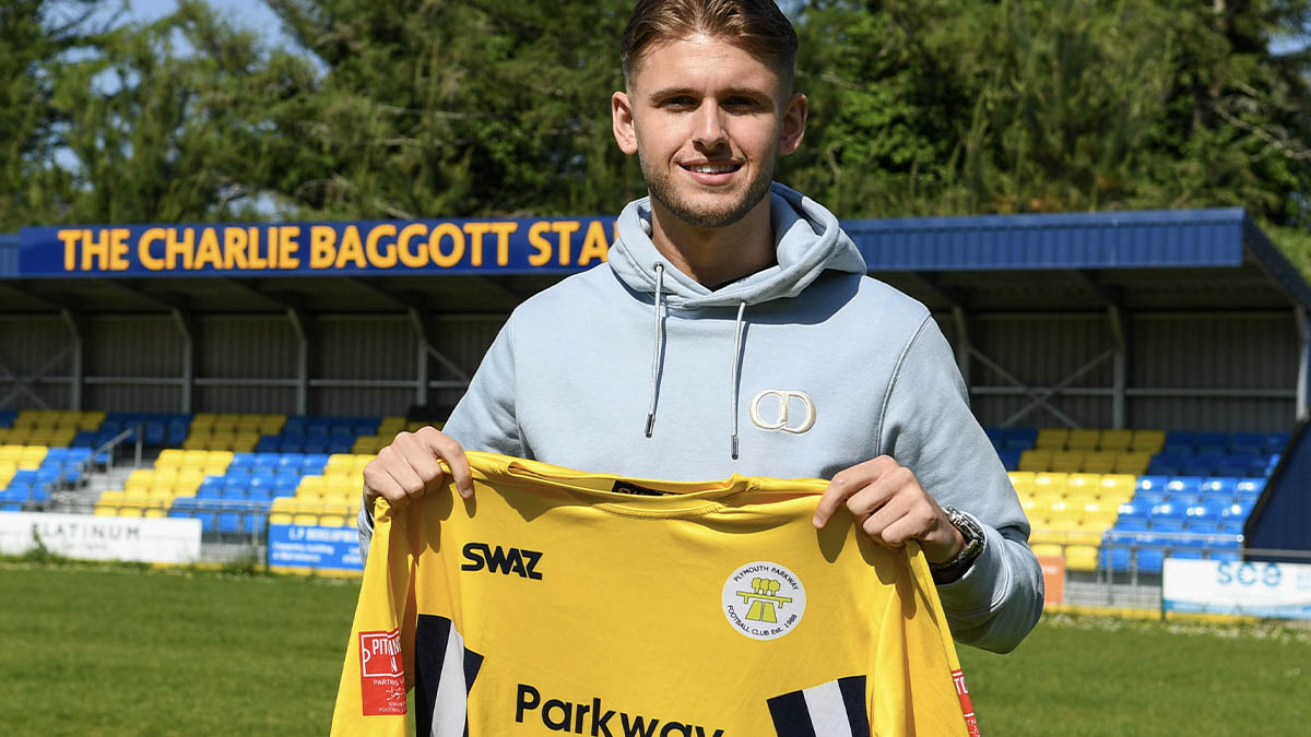 Tom Purrington signs for Parkway | PASOTI